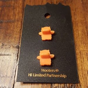 Hooters | Accessories | Hooters Limited Ed Apron Pin Accessory Rare ...